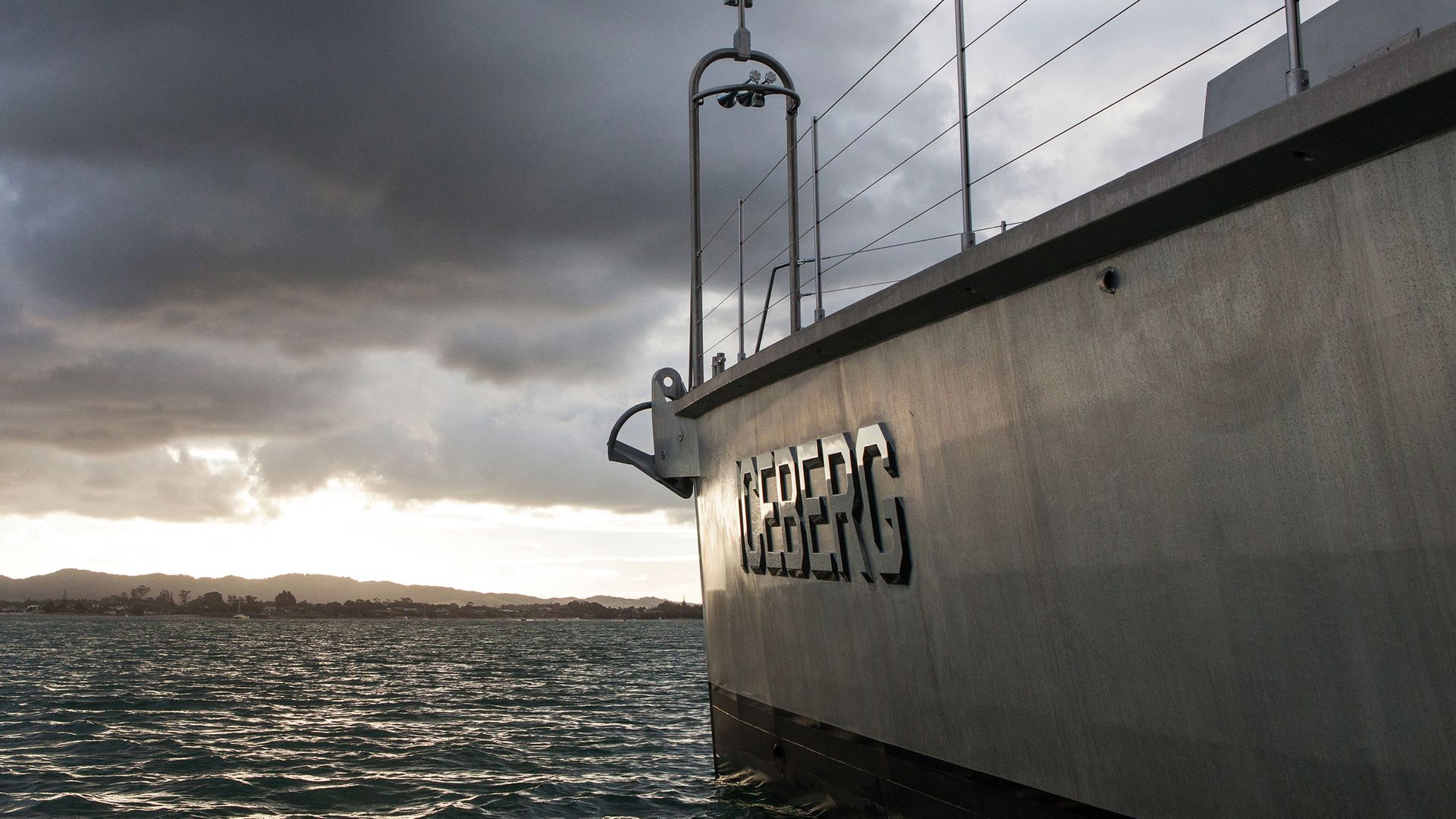 Iceberg: the functional power boat designed by the Dashews